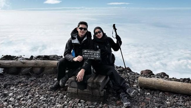 Dinda Hauw & Rey Mbayang Mountain Date ke Gunung Fuji untuk Rayakan ...