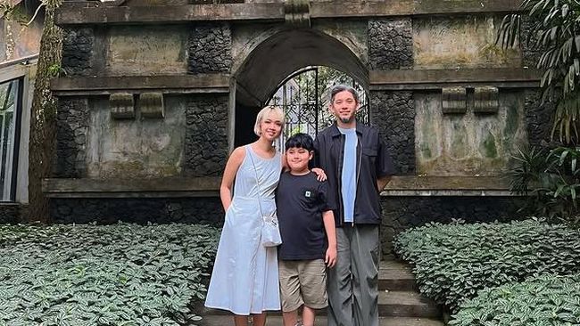 Tampil Nyentrik, 5 Potret Intan Ayu Pemain 'Di Sini Ada Setan' Bareng ...