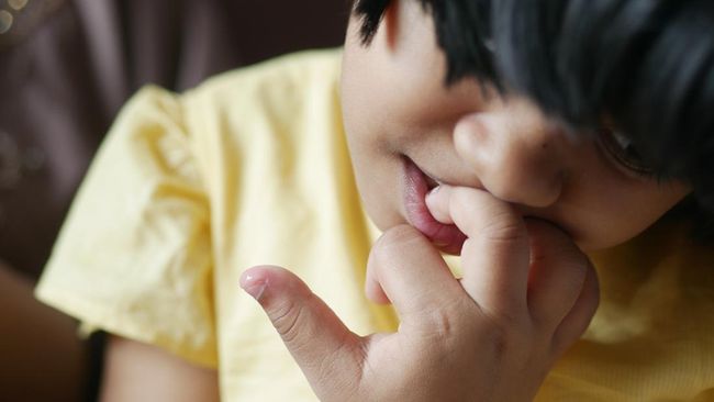 Anak Sering Gigit Kuku Tanda Alami Kecemasan? Ini Penjelasan Psikolog