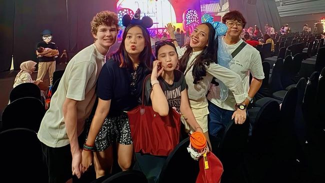 5 Potret Dhea Ananda Ajak Anak Nonton Konser Sekaligus Reunian Eks ...