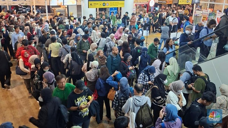 Kepadatan Halte CSW Imbas Banjir Usai Hujan Deras Guyur Jakarta