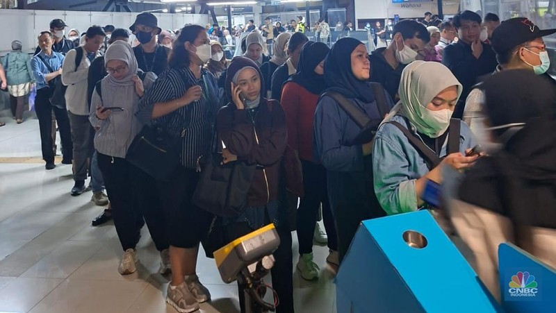 Kepadatan Halte CSW Imbas Banjir Usai Hujan Deras Guyur Jakarta