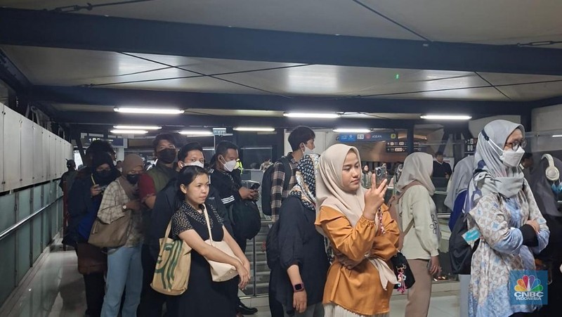 Kepadatan Halte CSW Imbas Banjir Usai Hujan Deras Guyur Jakarta