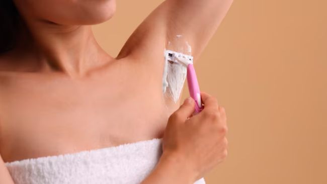 Mengenal Risiko dan Cara Mencukur Ketiak yang Benar