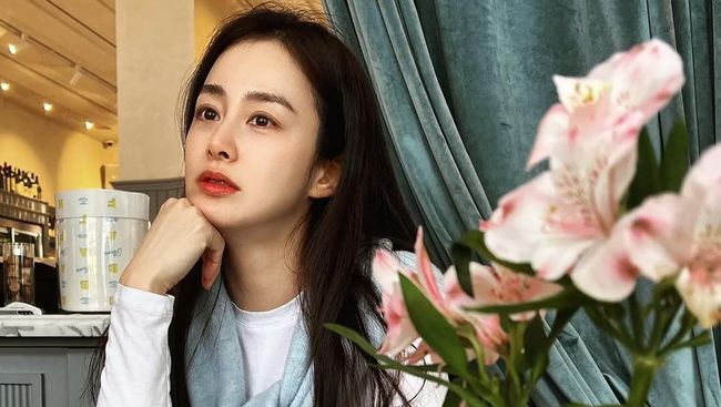 Potret Memesona Artis Korea Kim Tae Hee, Awet Muda di Usia 45 Tahun - Foto 1