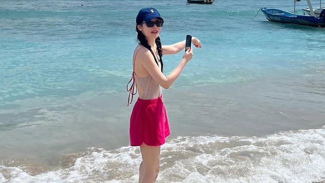Pesonanya Memikat, Simak 8 Potret Jung Chae Yeon Saat Nikmati Liburan ...