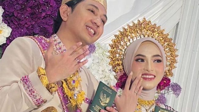 5 Potret Pernikahan Penyanyi Feby Putri, Manglingi Kenakan Busana Bugis ...