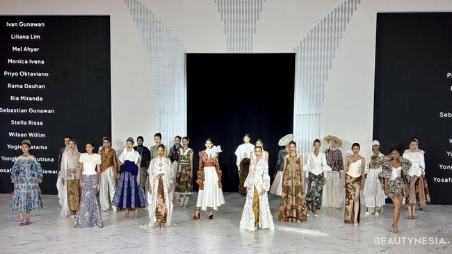 Busana Batik Kudus karya 25 Desainer Indonesia