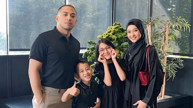Terpopuler: Potret Poppy Bunga & Suami Pengacara Fattah Riphat