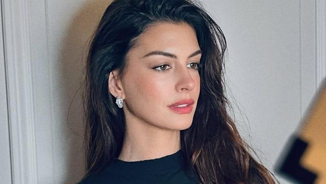 Get The Look: Inspirasi OOTD Santai Pakai Graphic Tee dari Anne Hathaway