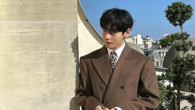 5 Gaya V Bts Tampil Menawan Bak Bangsawan Di Celine Ete 2026 Show Foto 1
