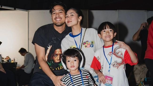 Potret Hangat Keluarga Adrian Khalif & Libra Akila, Bangga Karya Sang ...