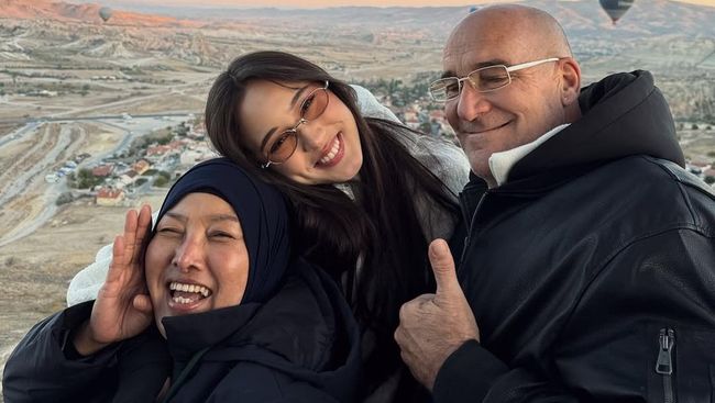 5 Potret Keseruan Yasmin Napper Liburan di Turki Bareng Bunda dan Ayah ...