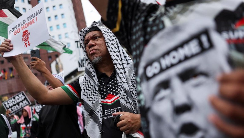 Potret Warga Malaysia Demo Tolak Kedatangan Trump di KTT ASEAN