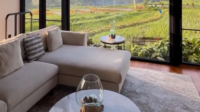 Intip 5 Potret Rumah Mertua Titi Kamal di Tepian Sawah Bali & Bisa Lihat Sunrise - Foto 1