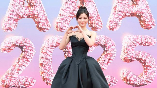 7 Aktris Korea Tampil Elegan di Red Carpet Asia Artist Awards 2025 - Foto 1