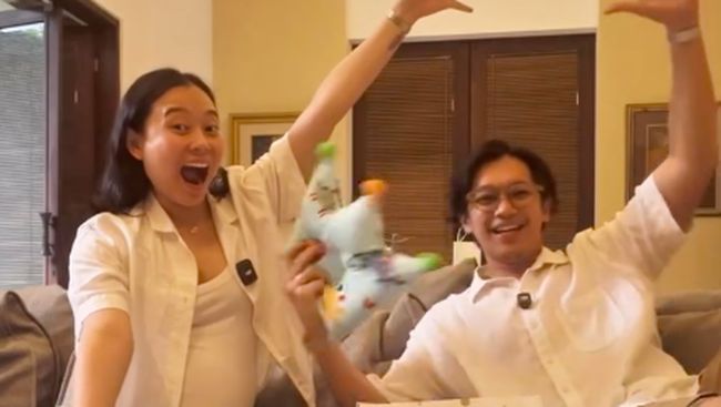 Potret Brandon Salim dan Dhika Himawan Unboxing Perlengkapan Bayi ...