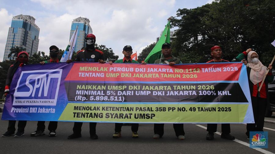 Buruh Ramai-Ramai Demo di Dekat Monas, Bawa Spanduk dan Teriak Ini