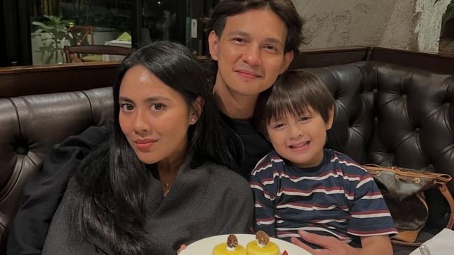 Romantis! 5 Potret Marcell Darwin & Istri Rayakan Anniversary ke-6 ...