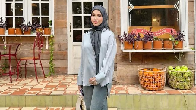 5 Potret Gaya Hijab Selebgram Miskah Shafa, Bisa Jadi Inspirasi Bun
