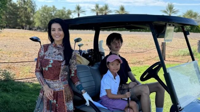 Momen Amaira Anak Farah Quinn Jago Main Golf Sejak Usia 5 Tahun, Intip ...