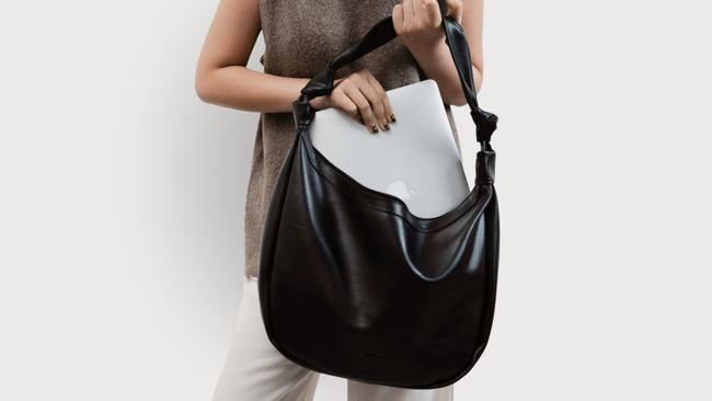 Tote Bag Muat Laptop hingga 16 Inci! Bawa Banyak Barang Tetap Compact ...