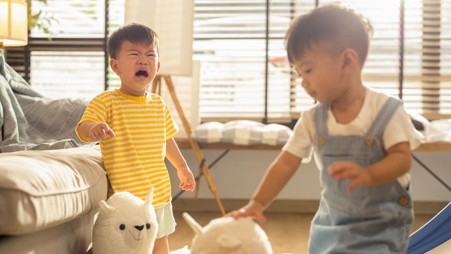 5 Cara Mengatasi Anak Tantrum Usia 2 Tahun, Bunda Perlu Tahu