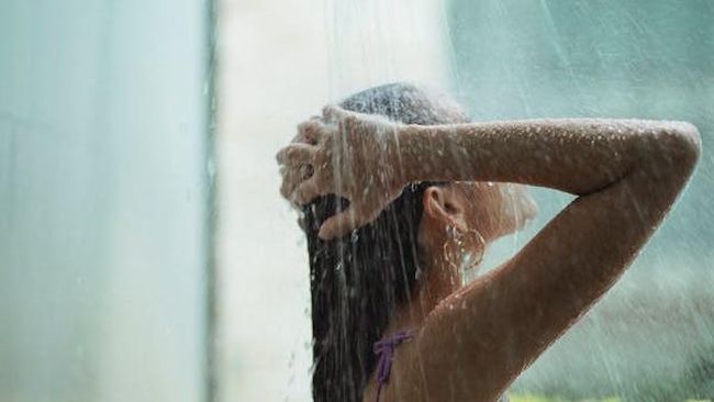 Ciri Kepribadian Orang yang Suka Mandi Lama