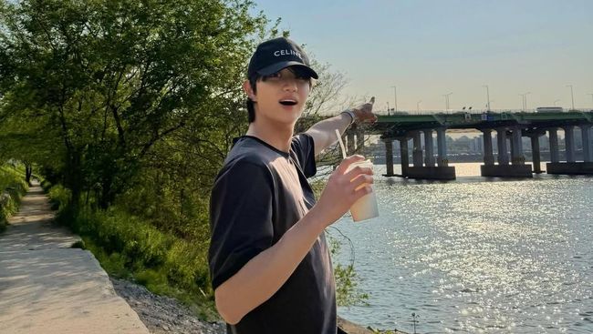 7 Potret Kim Jae Won Saat Jalan-jalan Santai Menyambut Musim Panas - Foto 1